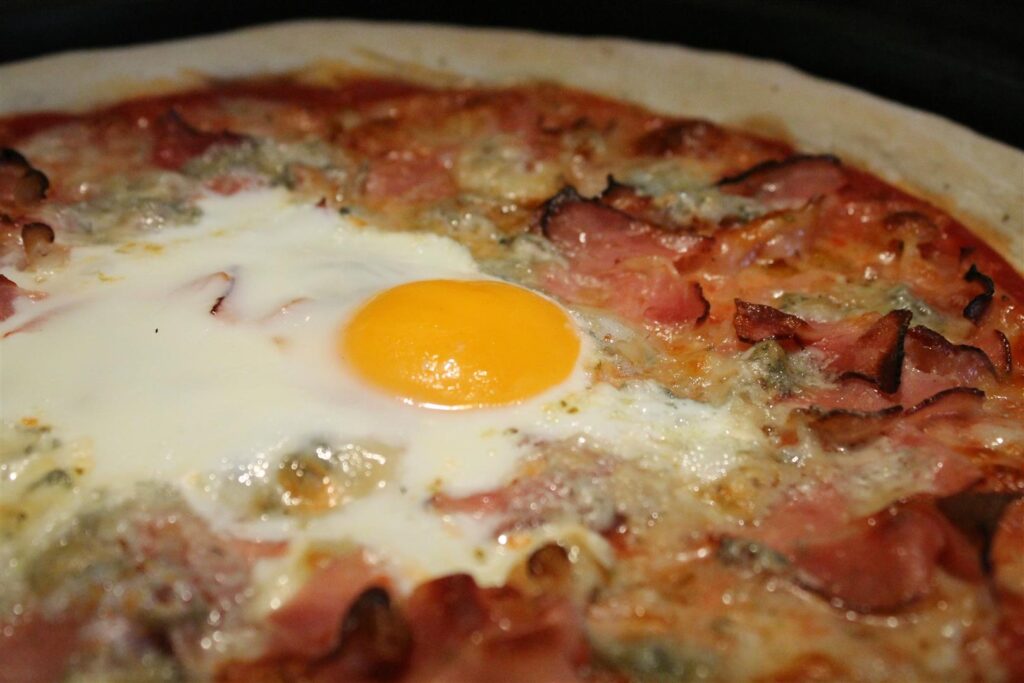 Eierpizza (Bismarck Pizza) - Ich liebe italienisches Essen